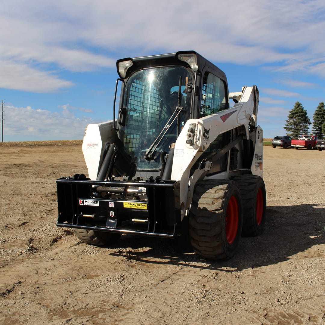 Male Global to universal skid loader adapter - Messer Attachments