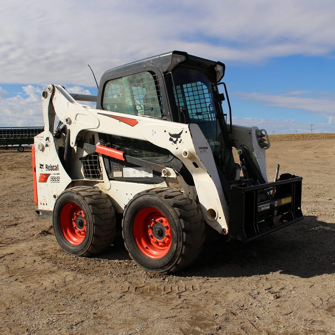 Male Global to universal skid loader adapter - Messer Attachments